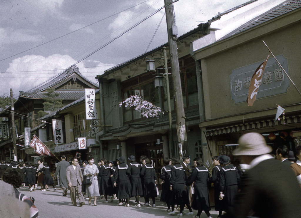 50 Amazing Color Photographs Capture Everyday Life in Japan in the ...