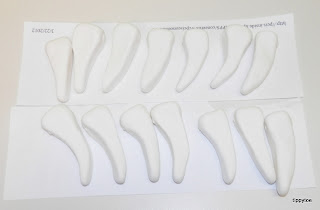 Tippytoe Crafts: Dinosaur Tooth Necklaces