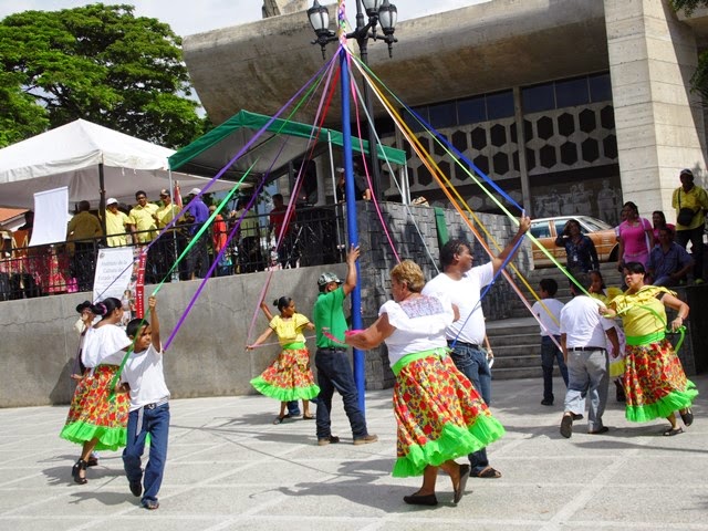 Muestra de Baile de cintas hoy en la plaza Bolívar en Cocorote
