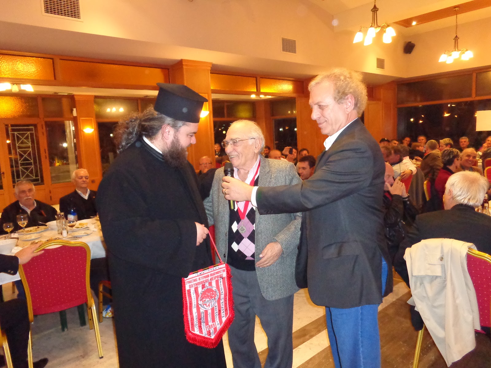 Συγκινητικες Στιγμες στη Δεξιωση του Θρυλου στο Κεντρο '' ΤΖΑΚΙ ...