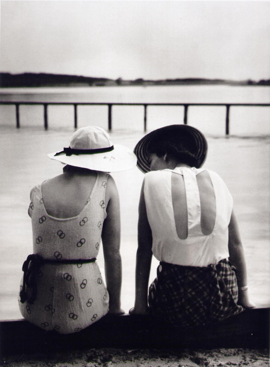 100 Stunning Vintage Photos That Capture Women From Behind Over the ...