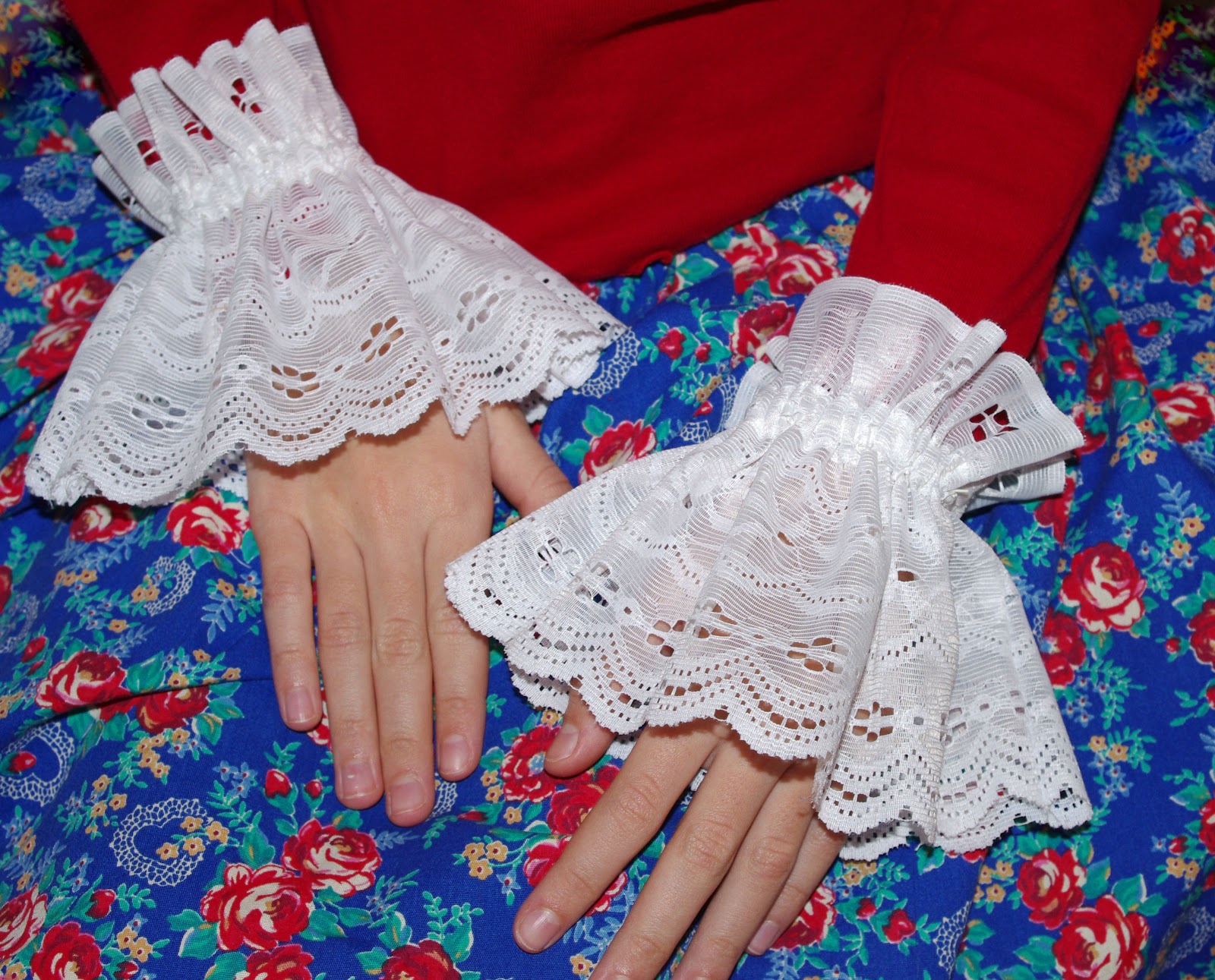 SquigglyTwigs Designs: Tuesday's Tute: Lace Cuffs