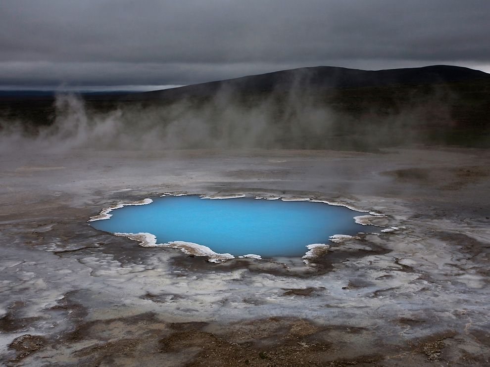bensozia: A Hot Pond in Iceland