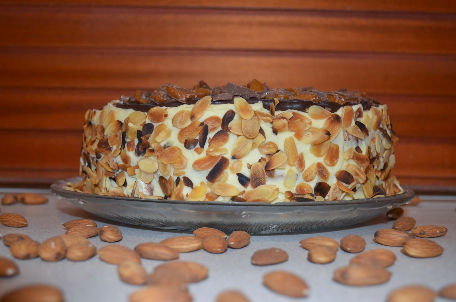 Kuchenne hity ... : Tort migdałowy z batonikami Daim