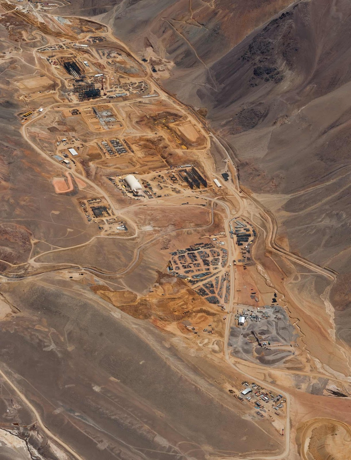 Araucaria: CHILI: LA MINE D'OR GÉANTE PASCUA LAMA PARALYSÉE