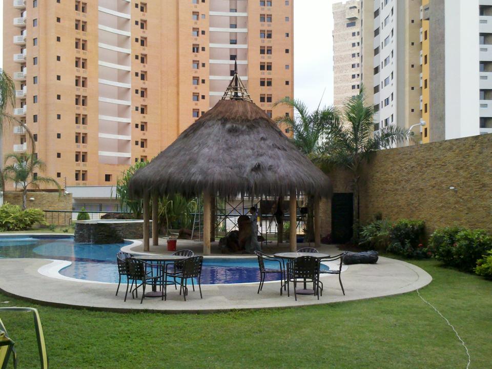 ARQUITECTURA INDÍGENA: REPARACION DE CHURUATA / HUT ROOF REPAIR