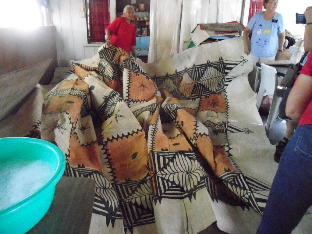 Adventures in the South Pacific: MAKING TAPA
