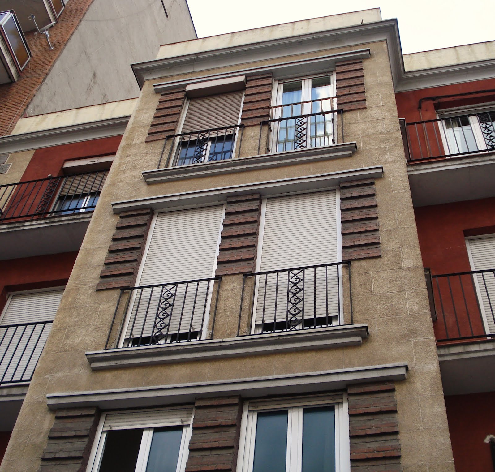 Madrid Art Decó: Estrías y líneas horizontales en fachada