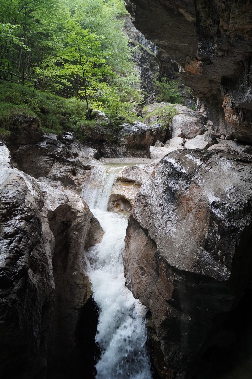 Sguardo dall'alto: Lago del Mis, cascate della Soffia e Cadini del Brenton