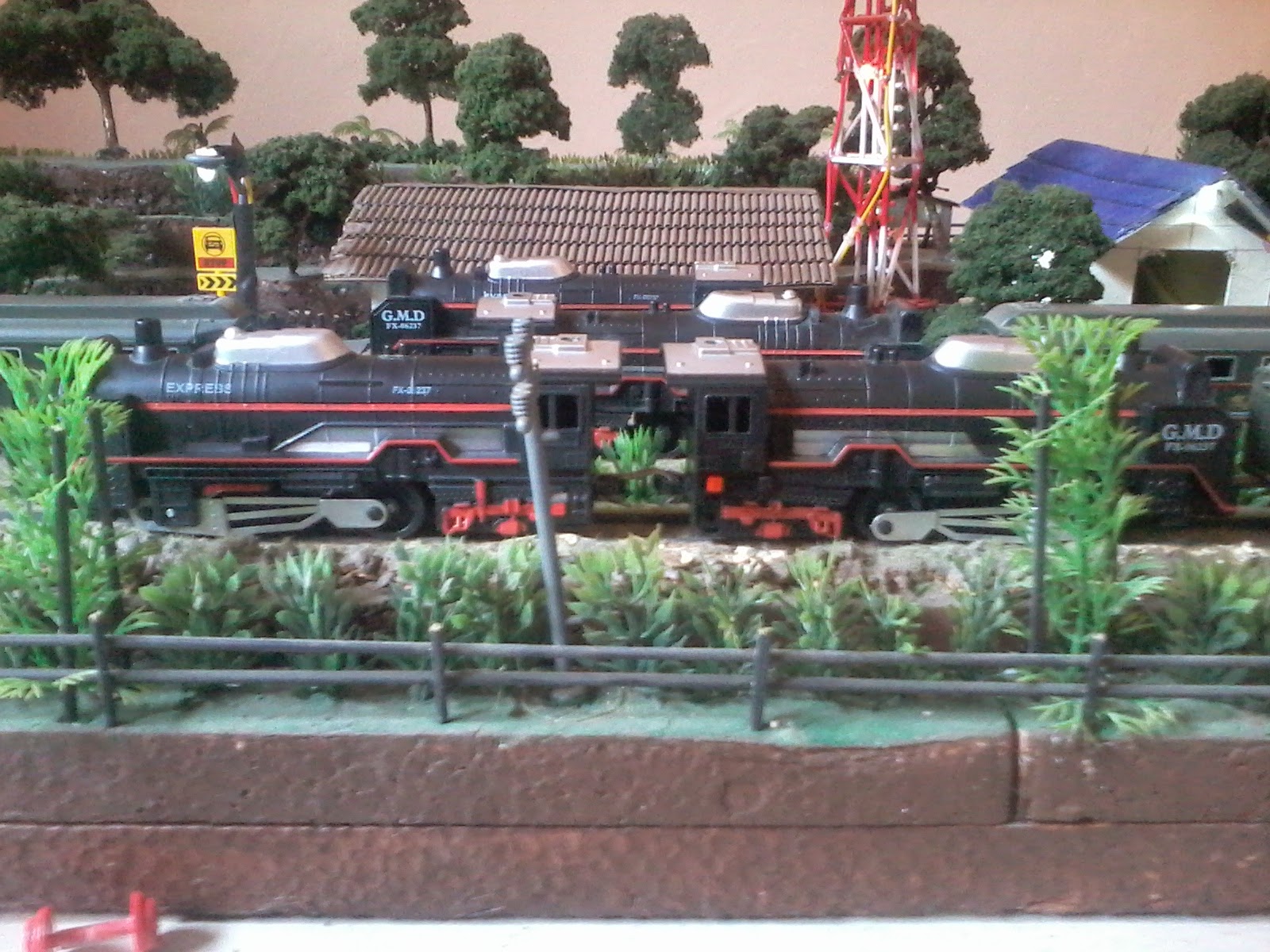 Kereta Api Indonesia: Modifikasi Lokomotif Kereta Api Mainan Menjadi ...