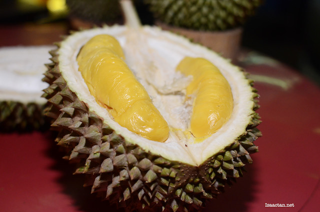 Isaactan.net: A Durian Feast of Musang King and Black Thorn Durians ...