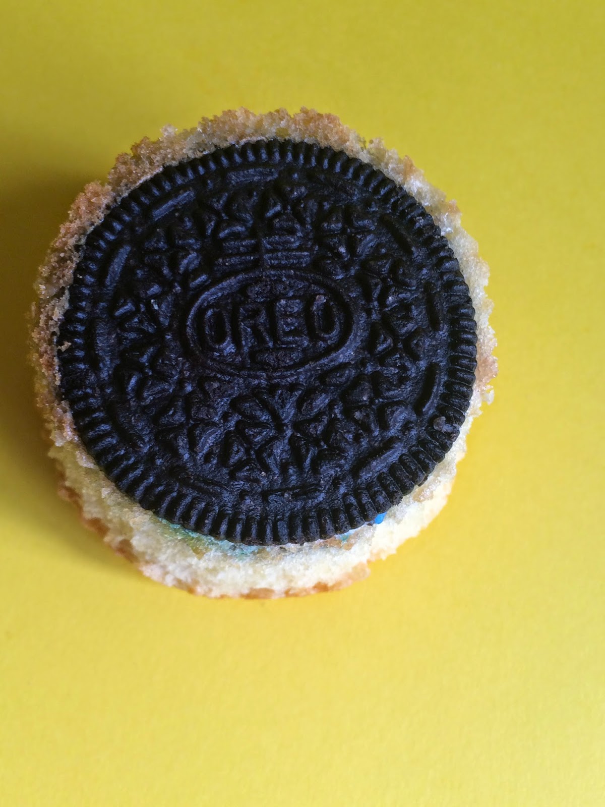 Mini Monets and Mommies: Oreo Bottom Cupcakes