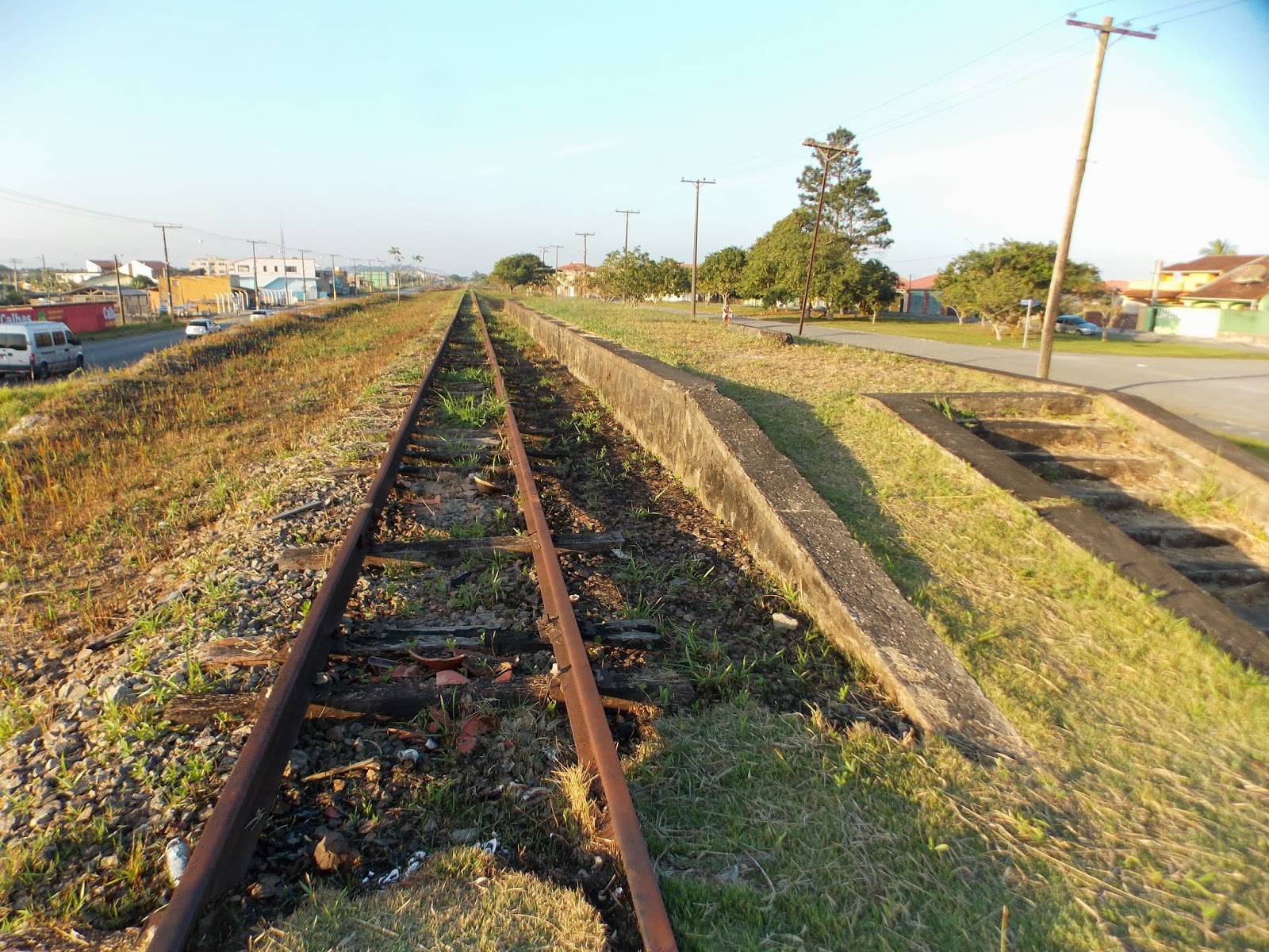 Veja o que sobrou da linha férrea de Peruíbe; onde trilhava o progresso