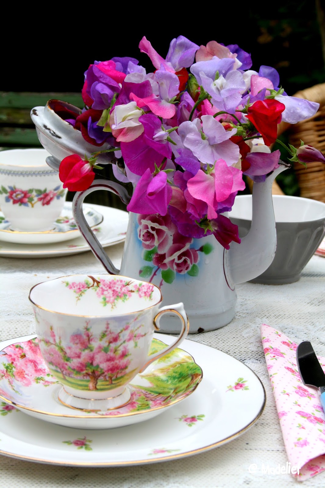 Madelief: Vintage tea in the garden