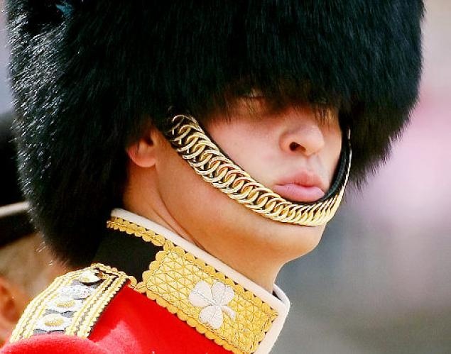 BEARSKIN CAP : Topi Berbulu tentara Inggris yang Unik