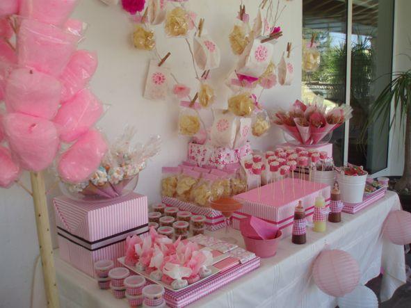 19 mesas de dulces de color rosa