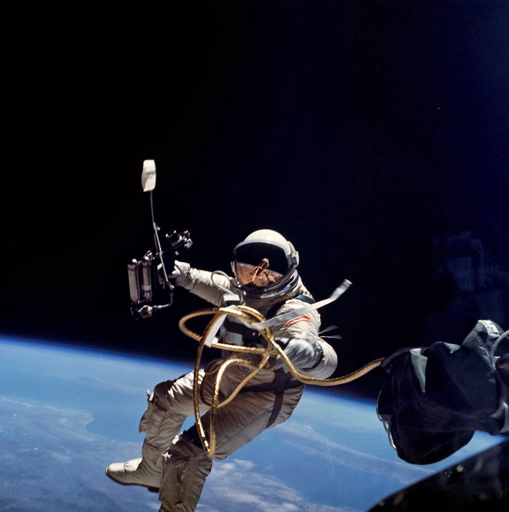 25 Amazing Photographs That Capture Astronauts Make Walking in Space ...