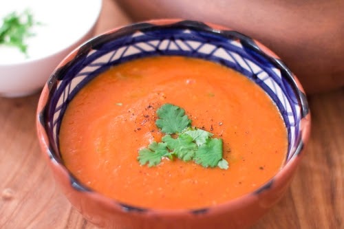 Tomatisupp koriandriga