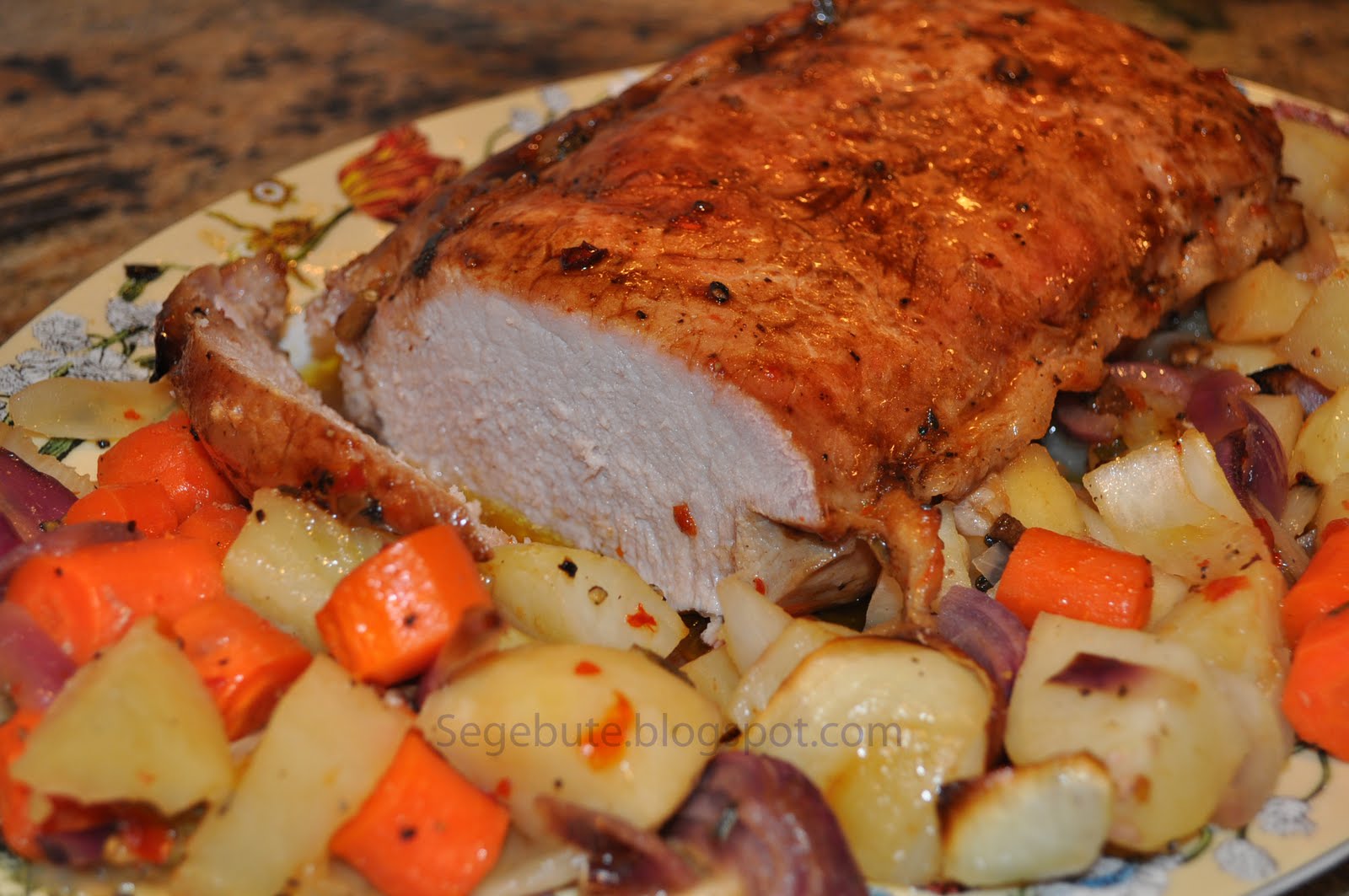 SEGEBUTĖS UŽRAŠAI: Kiaulienos nugarinės kepsnys su daržovėmis