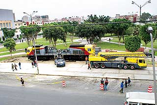 Patrimonio Industrial en el Peru: Locomotora en el parque El Porvenir ...