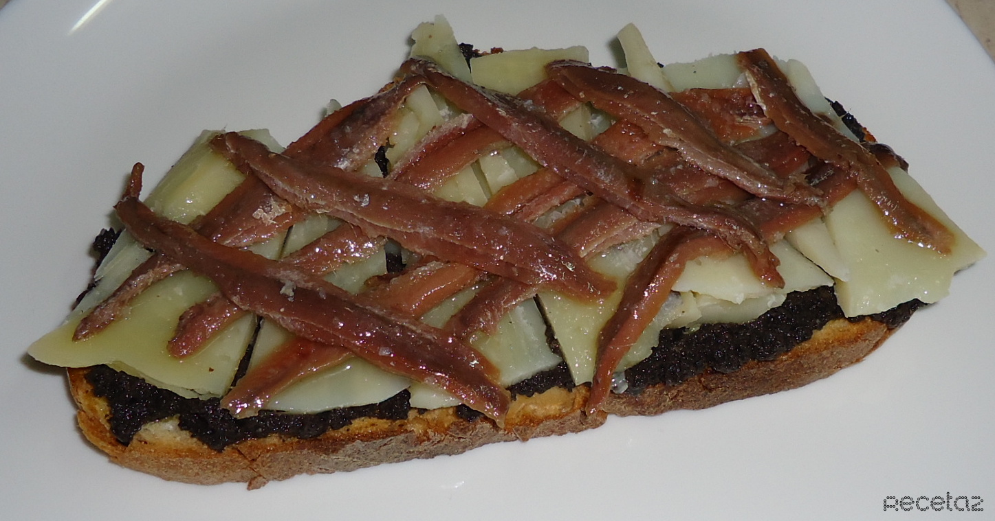 Receta2: Tosta de paté de aceitunas, queso y anchoas