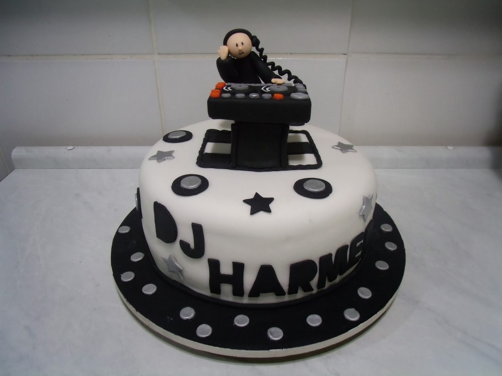 Andréia Cake Design: Bolo‏ e cupcake DJ