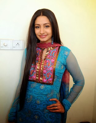 Anita Galler Candid Photoshoot HQ Pics At 'Maro Charitra' Telugu Movie ...