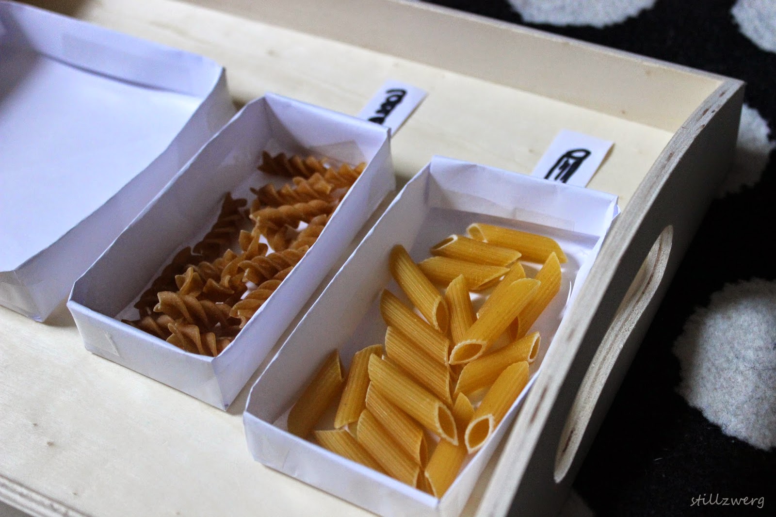 Der Stillzwerg : Übung des Täglichen Lebens - Nudeln sortieren