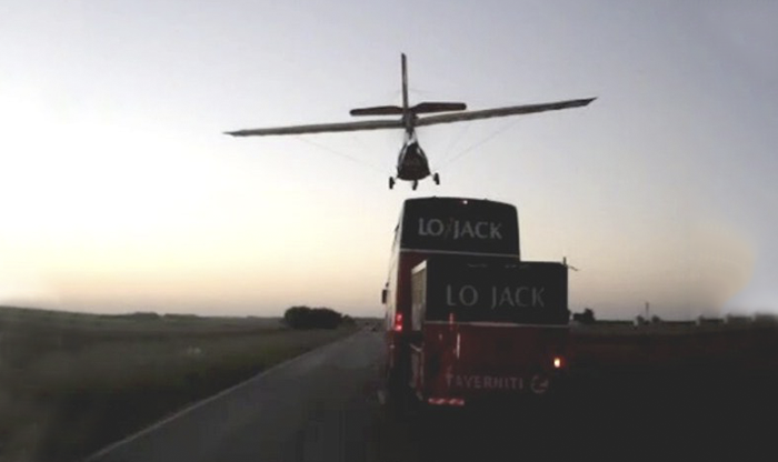 Un loco piloto aterriza un avión sobre techo de camión en plena ...
