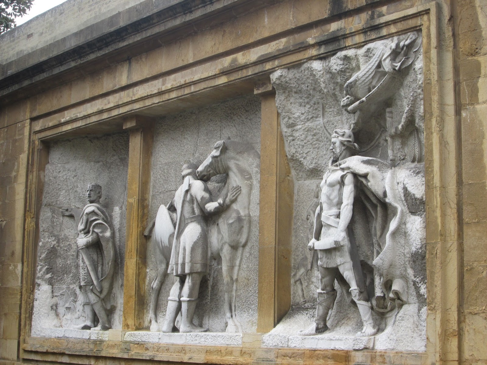 TRAS LAS HUELLAS DE HERÓDOTO. . . : JARDÍN DE LOS REYES CAUDILLOS