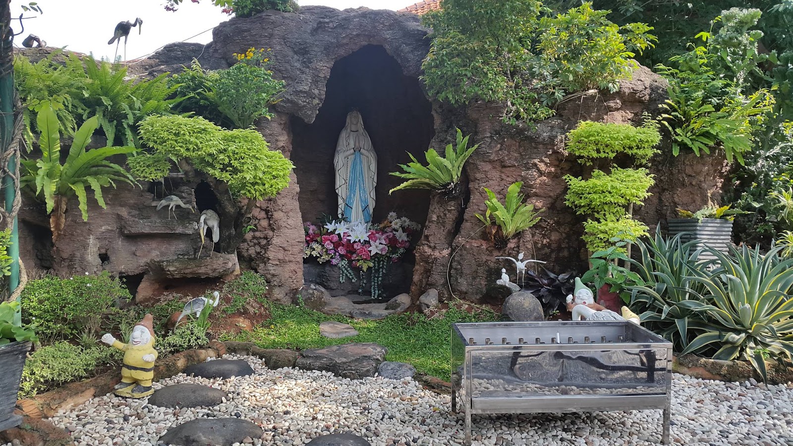 Gua Maria Gereja Katolik Keluarga Kudus, Rawamangun, Jakarta Timur ...