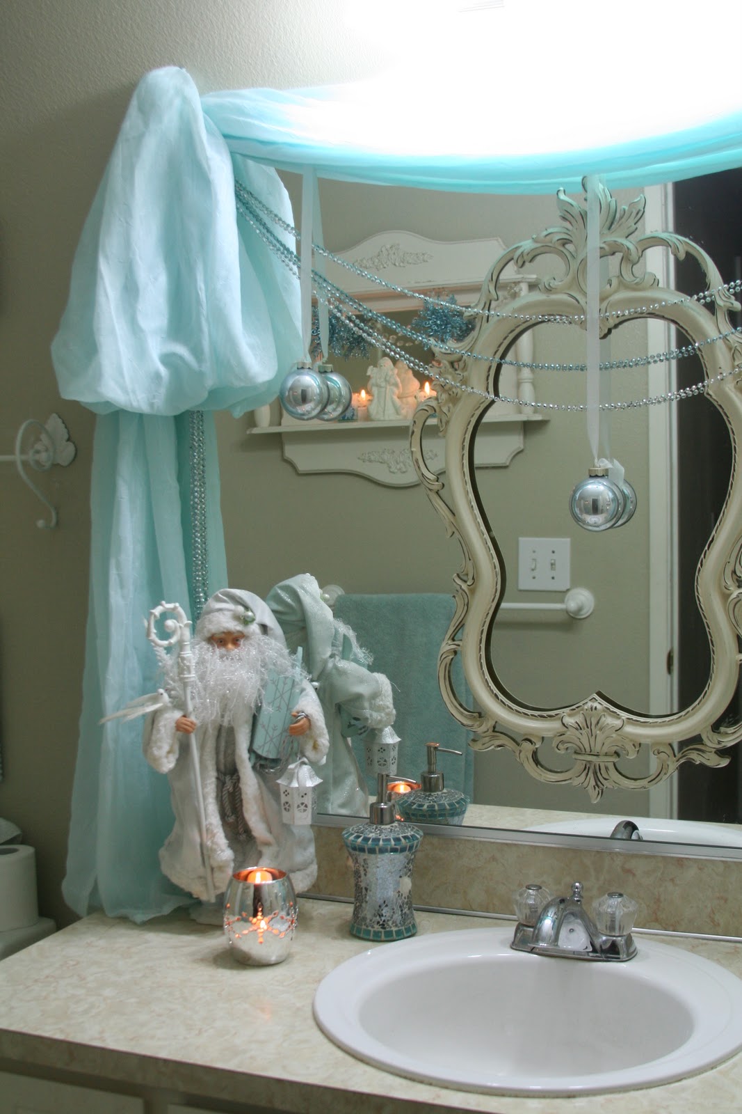 For the love of white: Holiday Powder Room