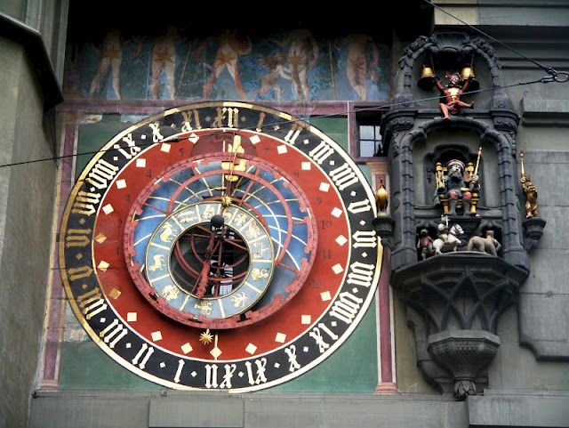 Haiku-like: Einstein's Clocks and Thought Experiments