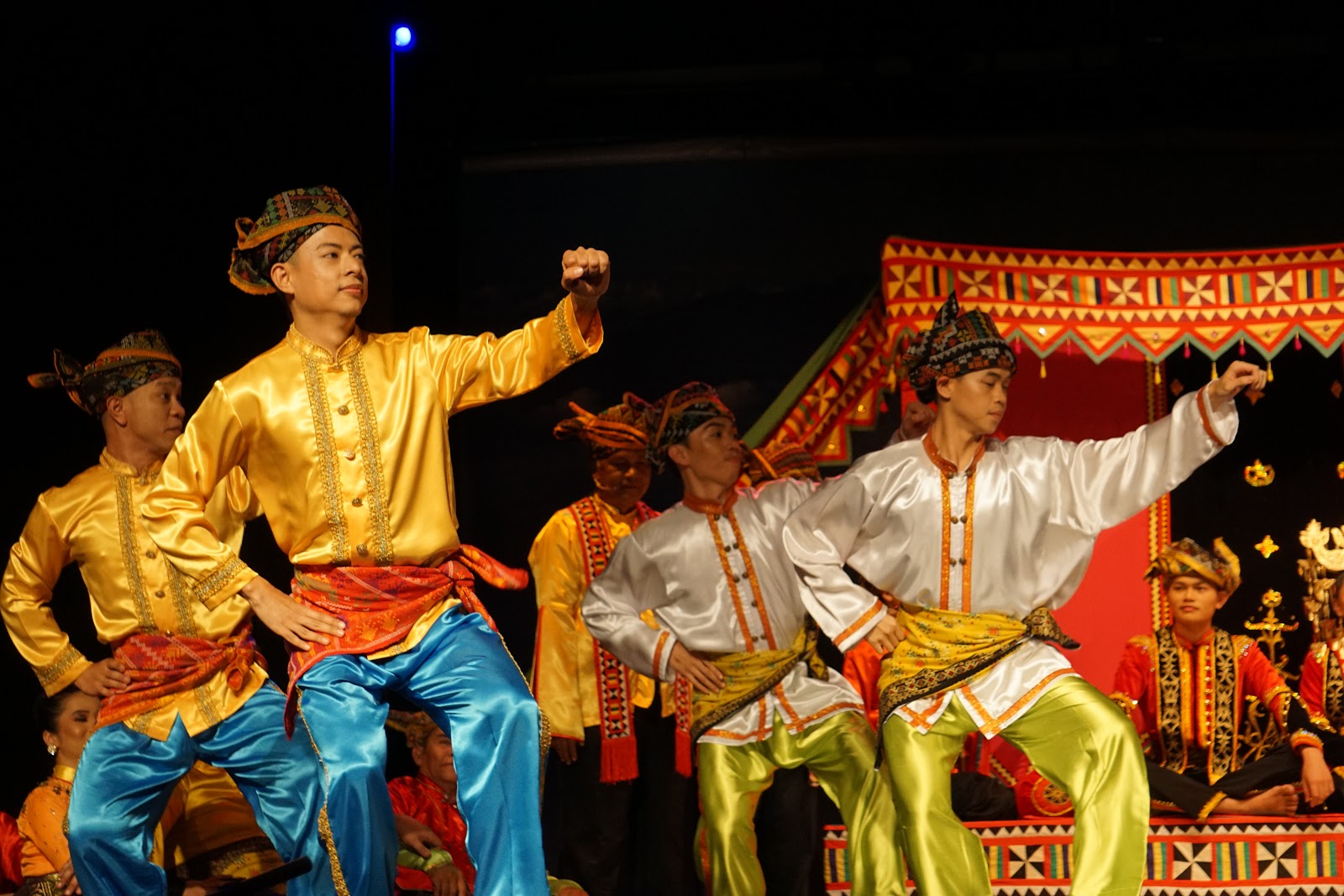 PERSEMBAHAN TARIAN ETNIK SABAH TITIK MENGALAI SEMPENA PANGGUNG SENI ...