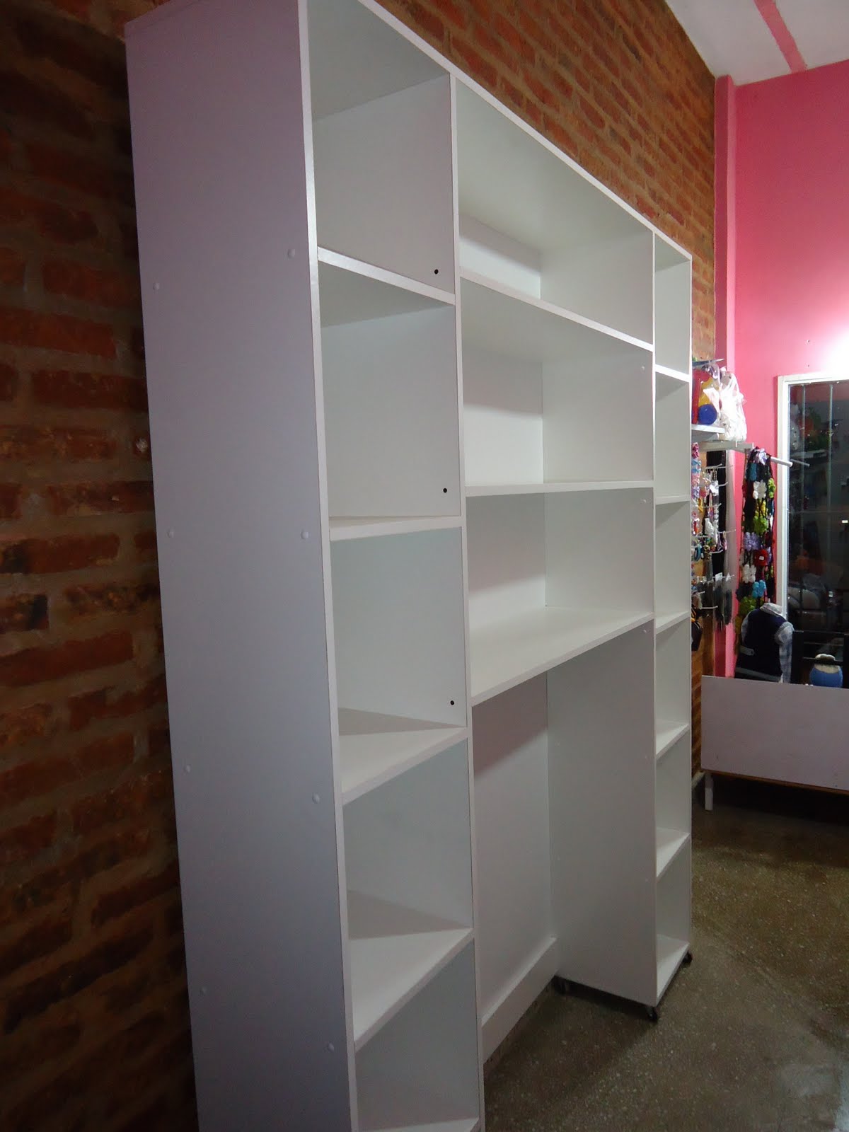 El Detalle, muebles diseñados a medida: Amoblamiento de negocio de ropa...