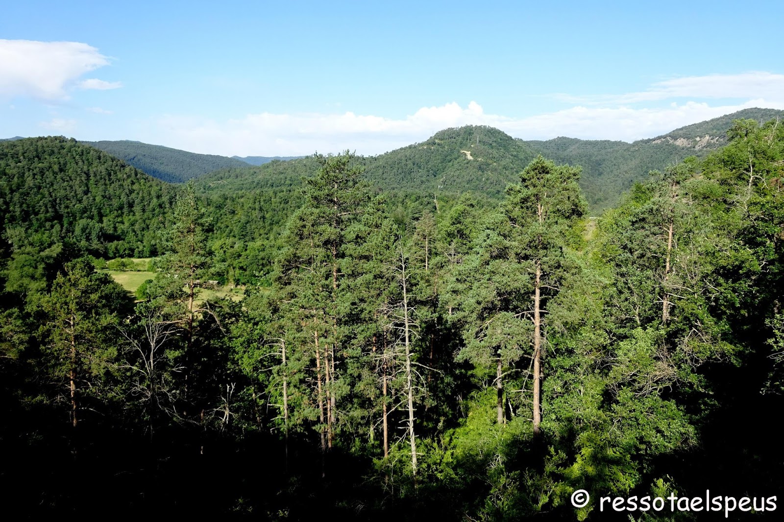 res sota els peus: Els Bufadors de Beví des de Montesquiu
