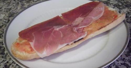 Tosta de pan con tomate y jamón