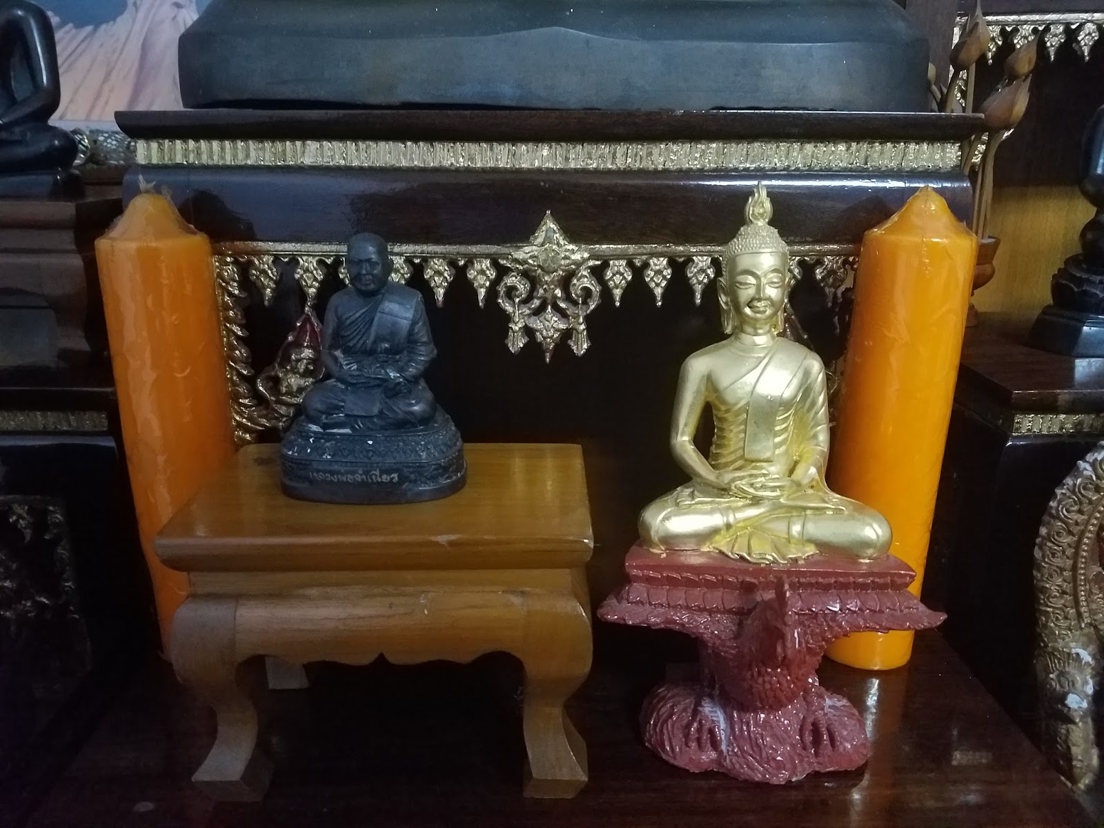 Ballyhoo: Buddhist Altars in Thai Homes