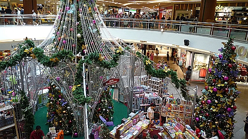 (Eat to Live) or (Live to Eat): Midvalley Christmas Decor