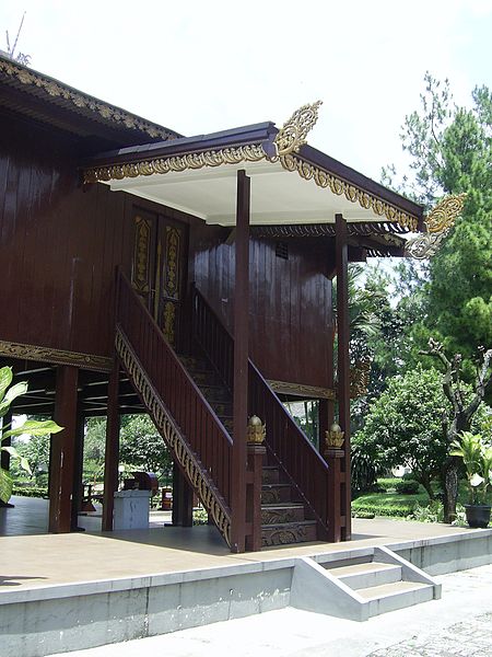 TranQuilitY HaTi: Seni Rupa Rumah Adat Masyarakat Banjar di Banjarmasin