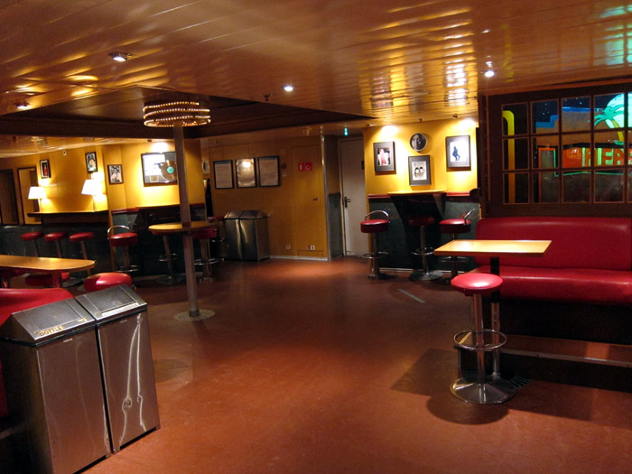 Reasons to Explore - a Travel Blog: Life on the Ship: Crew Bar
