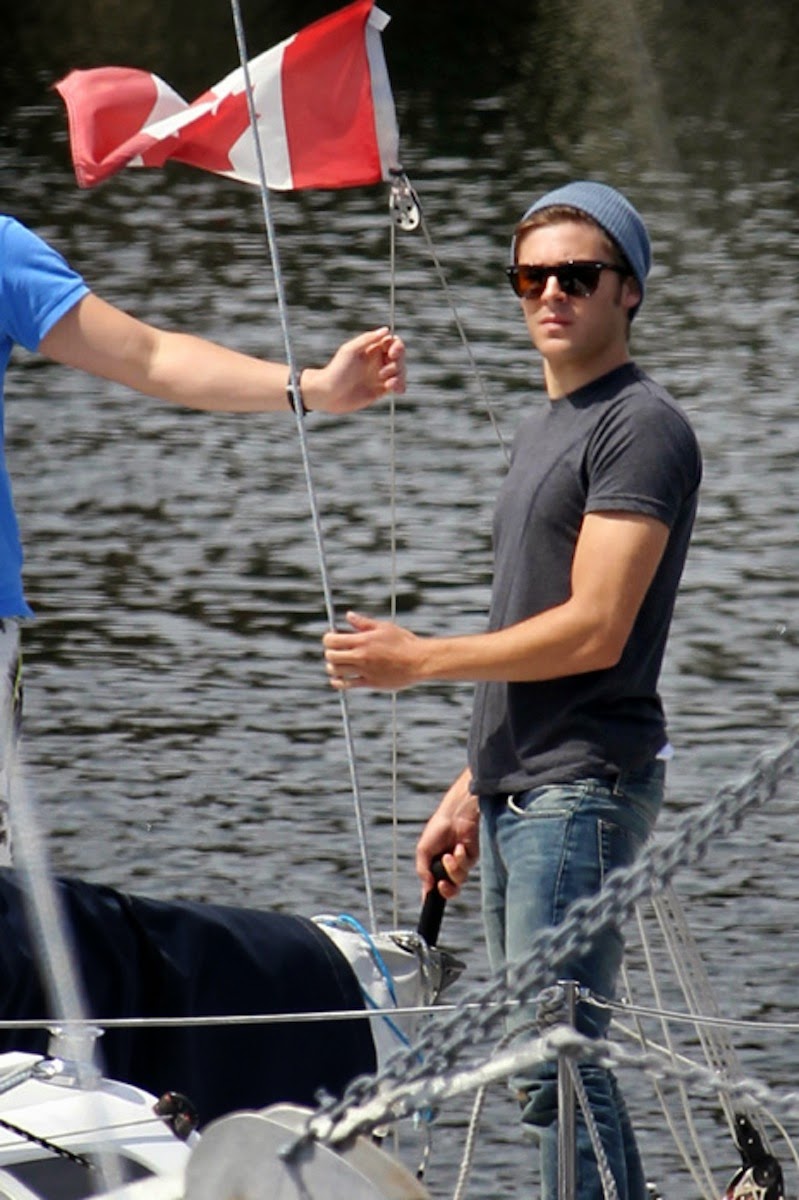 Celeb Saggers: Zac Efron Sagging White Calvin Kleins