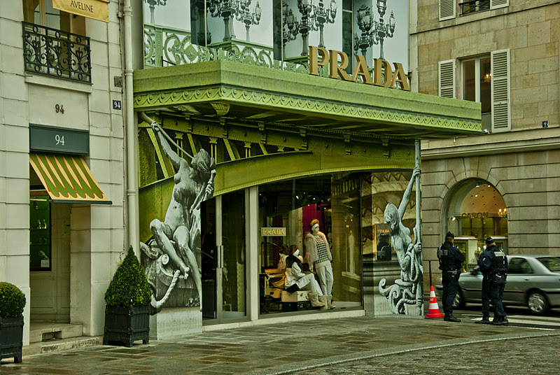 extravaganza: Prada Window Display, Paris ( merchandising )