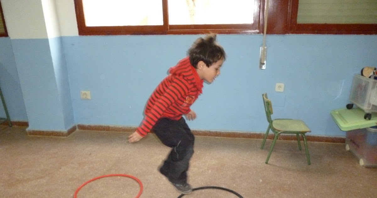 DESARROLLO DE DESTREZAS: SALTA CON OBSTÁCULOS EN DOS PIES