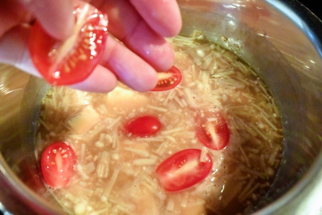 Recipes for Tom: Tomato to nira no nattojiru / miso soup with fermented ...