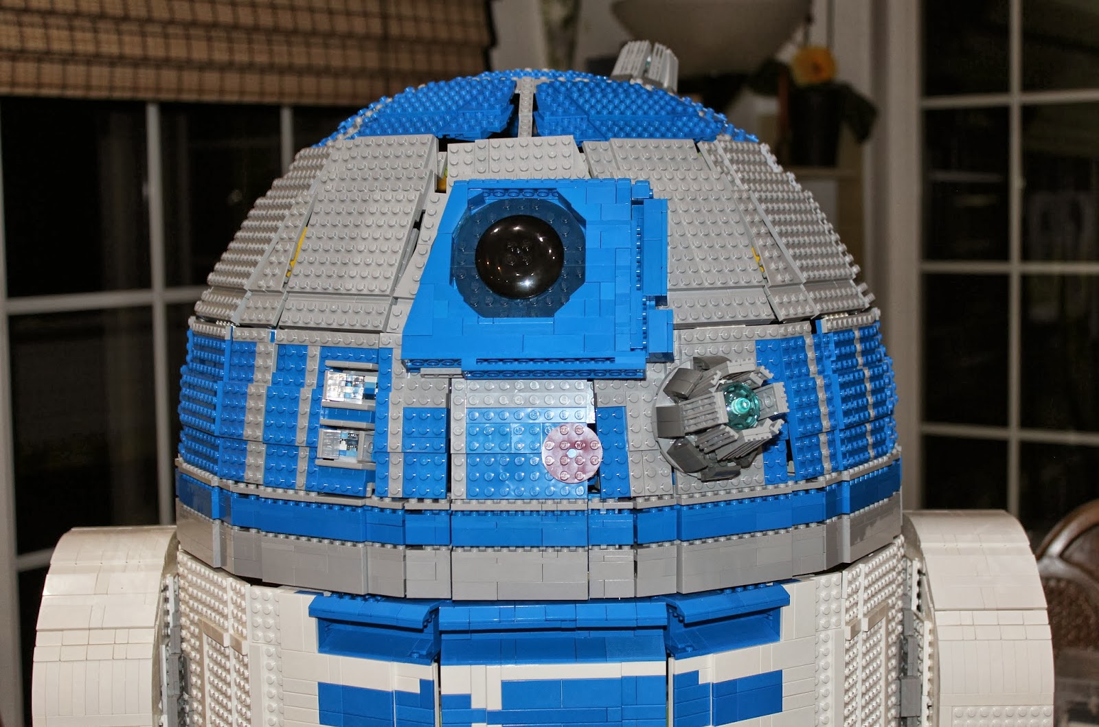 L3-G0 the Lego brick R2-D2: L3-G0 is Ready for Brickcon!