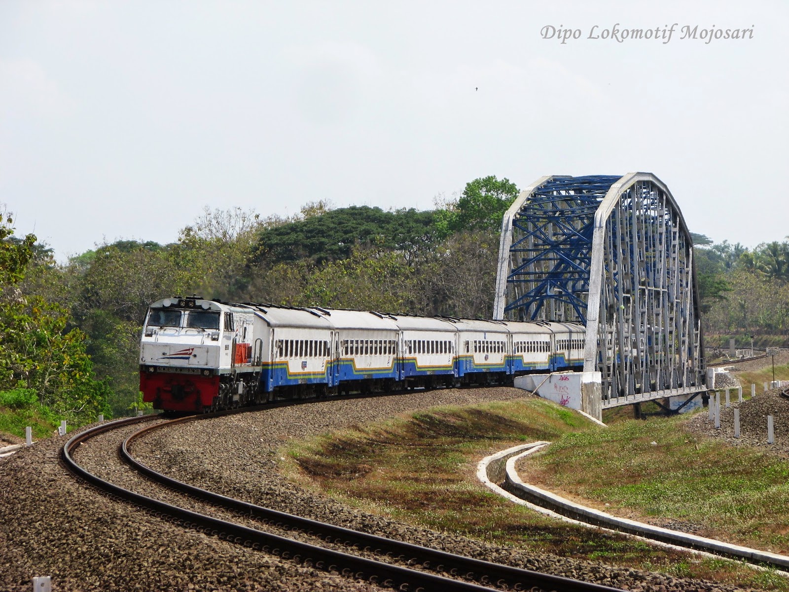 Kereta Api Indonesia: Rangkaian KA Fajar Utama Yogyakarta Melintas di ...