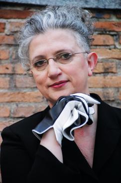 a pie de página: Las deudas contraídas por Ana Rossetti