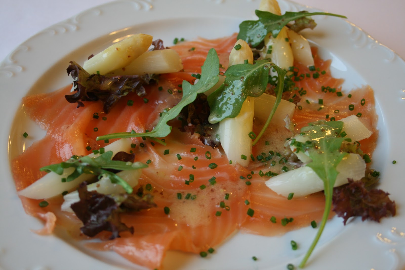 Salade van gerookte zalm en Mechelse asperges met zoetzure ...