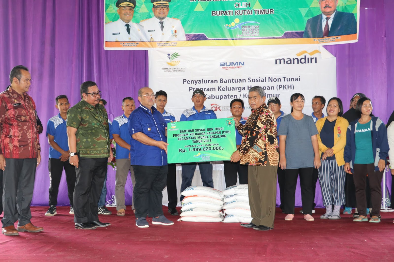 Ribuan Warga Muara Ancalong Terima Bantuan PKH dan RASTRA - Seputar ...